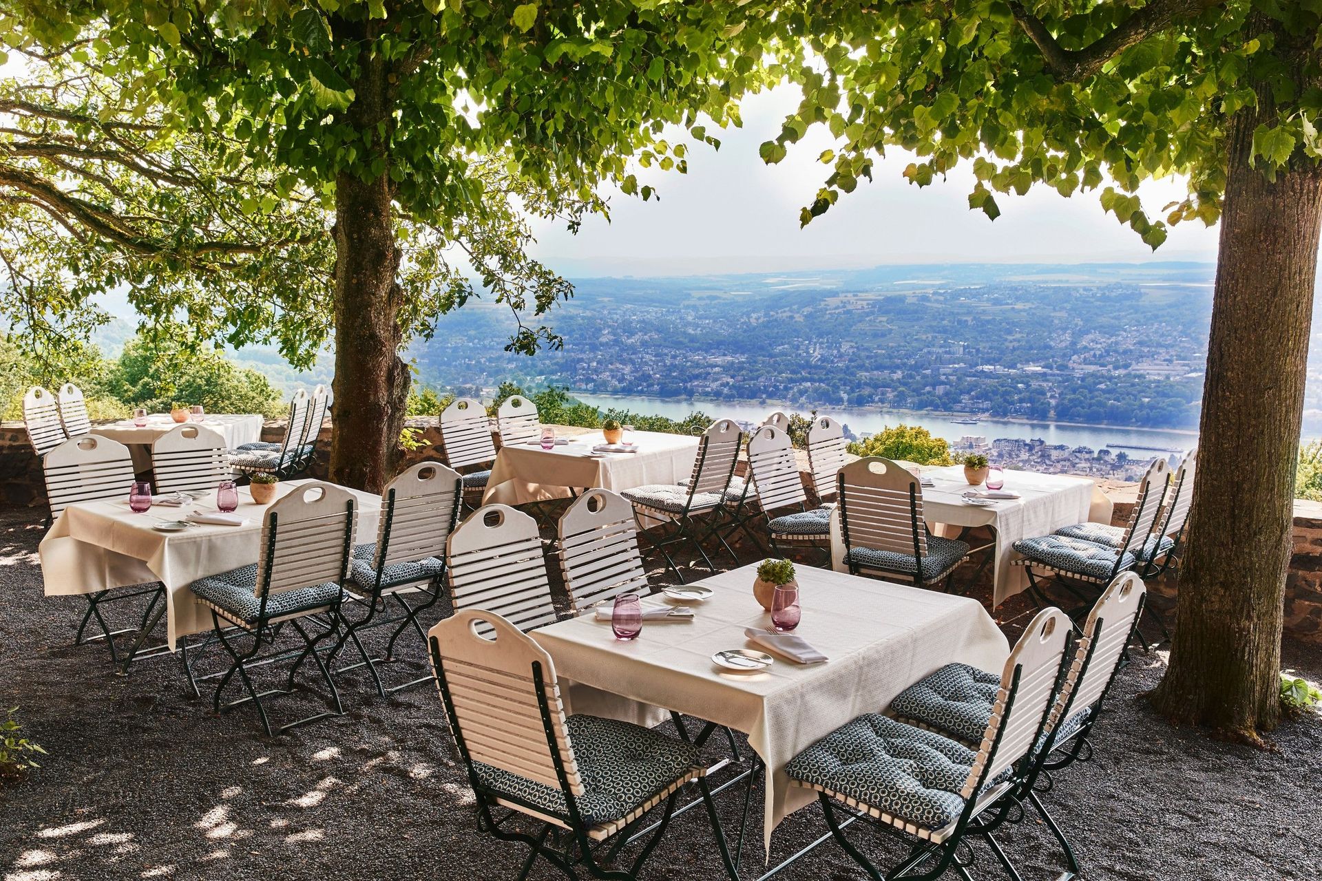 Charles Bistro & Café - Steigenberger Icon Grandhotel Petersberg